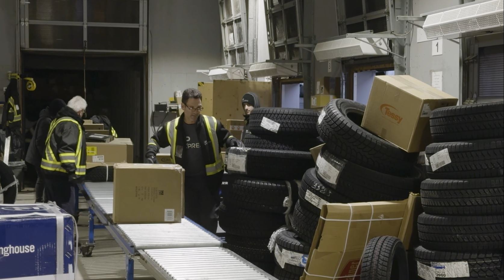 RP Express : Une hausse de 7 000 colis par semaine - TVA Abitibi ...