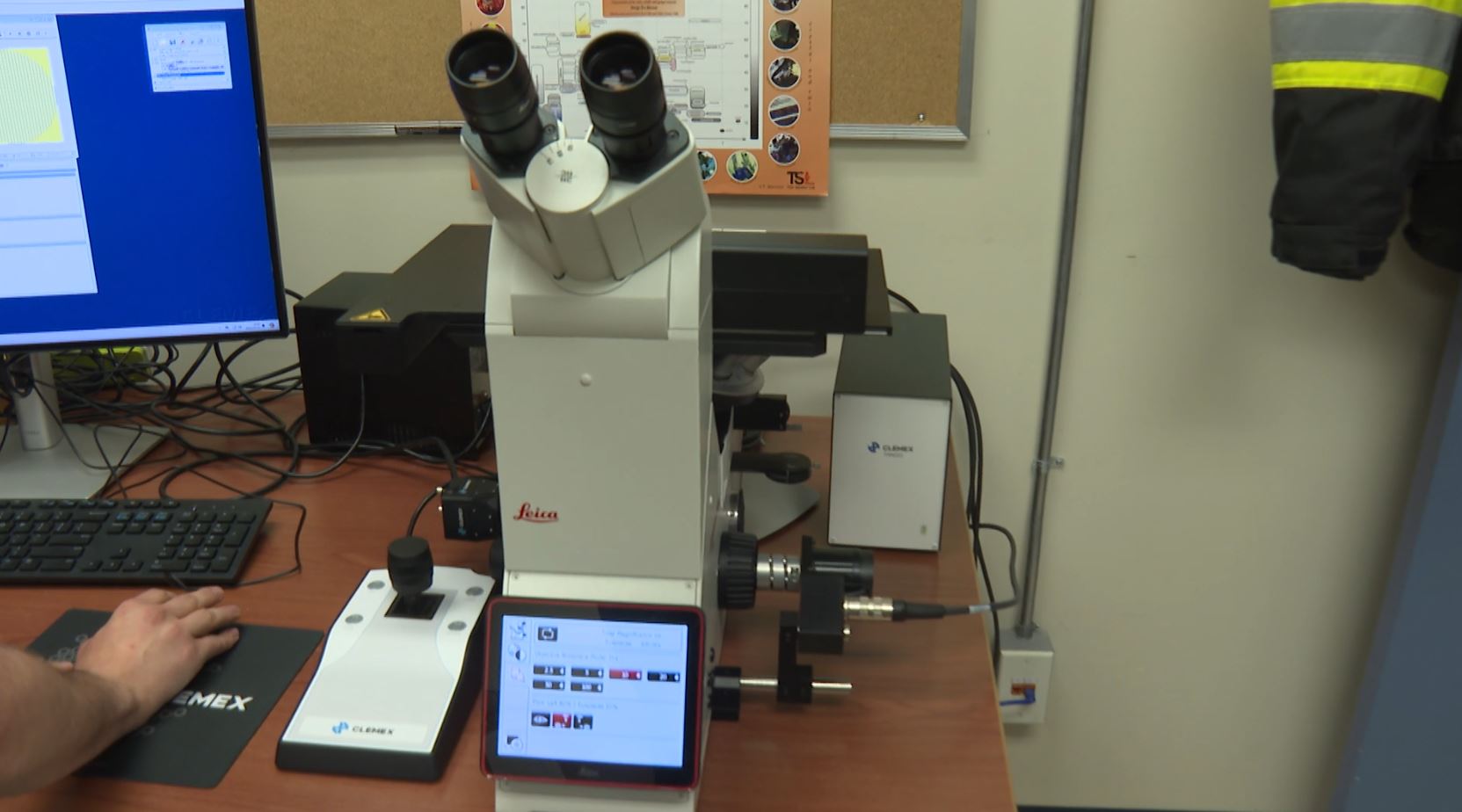 Agnico Eagle : Présentation du nouveau microscope optique - TVA Abitibi ...