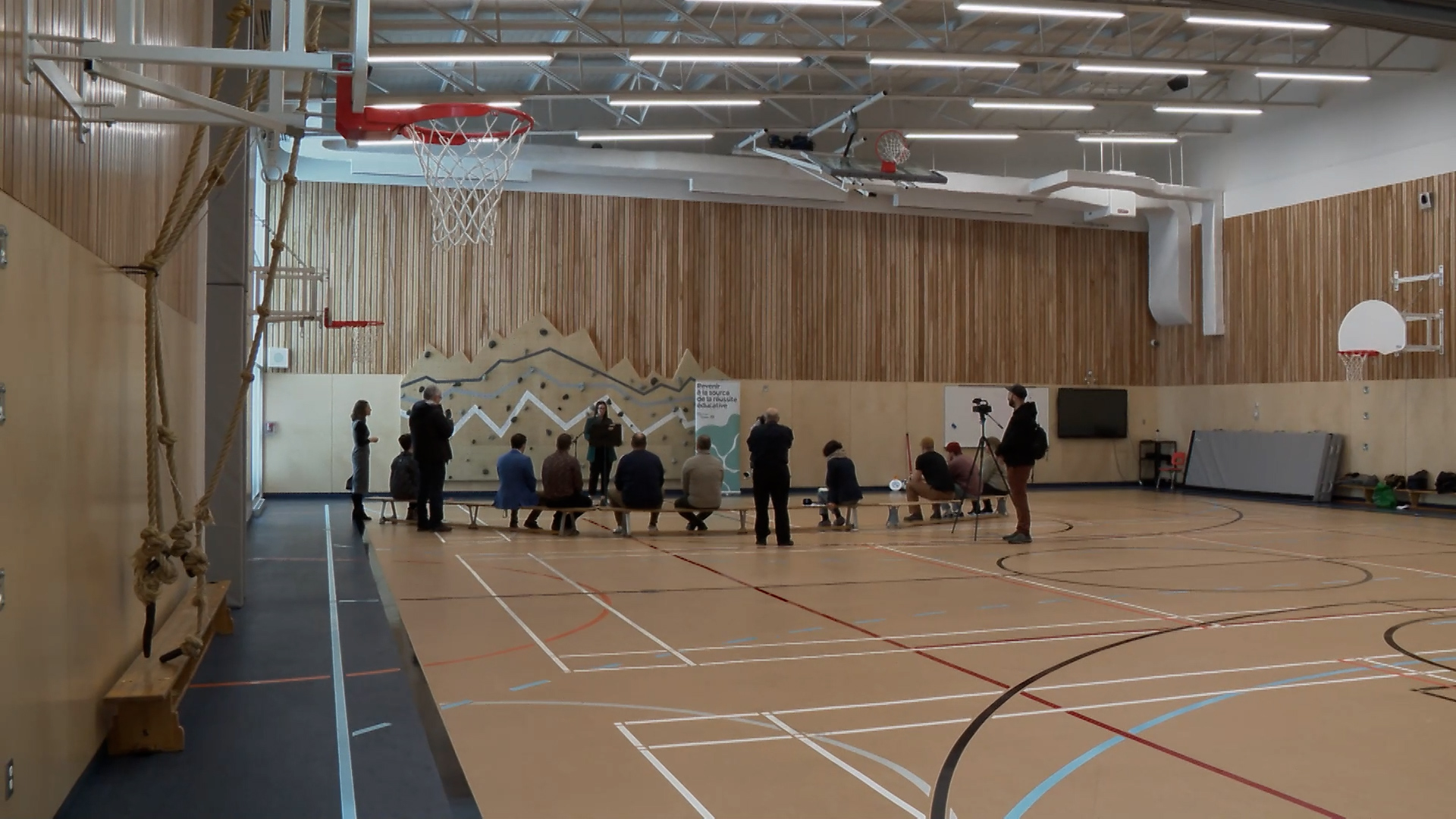 Amos : L'école Sainte-Thérèse inaugure son nouveau gymnase - TVA ...